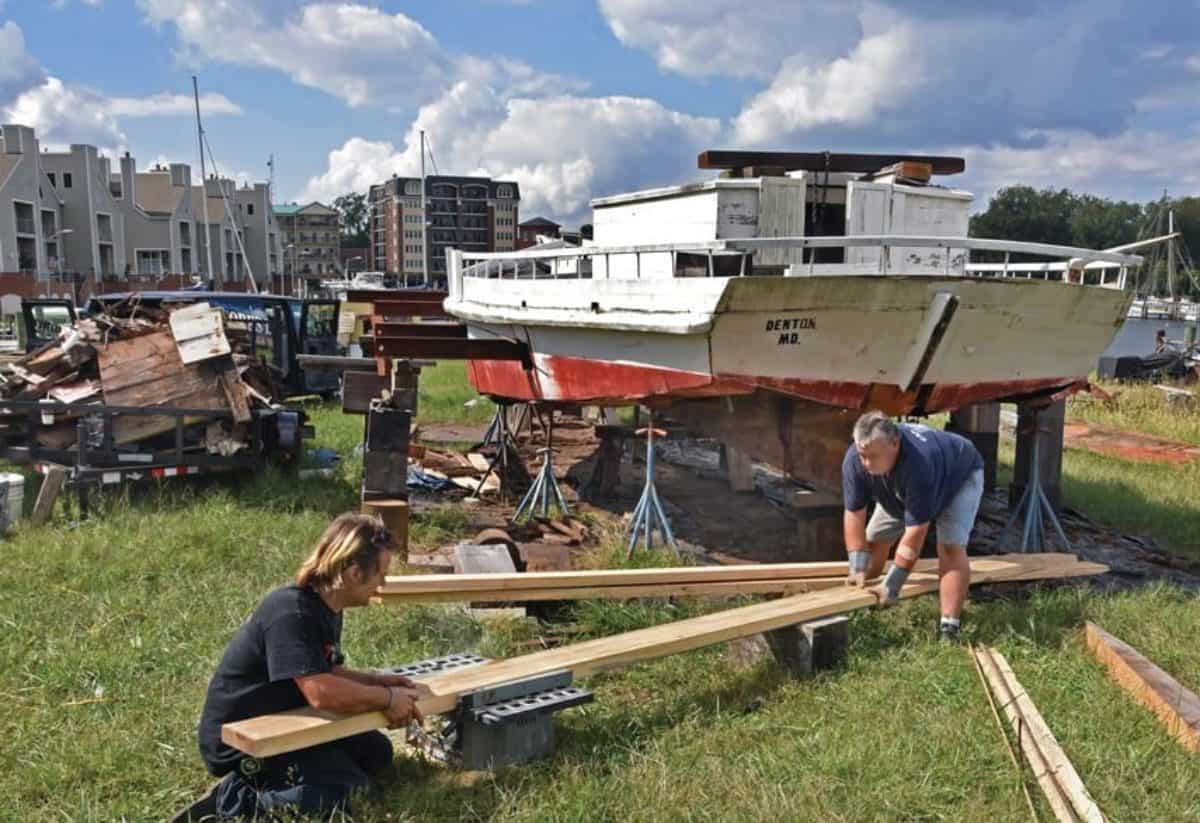 Tonging for Oysters | Chesapeake Bay Magazine