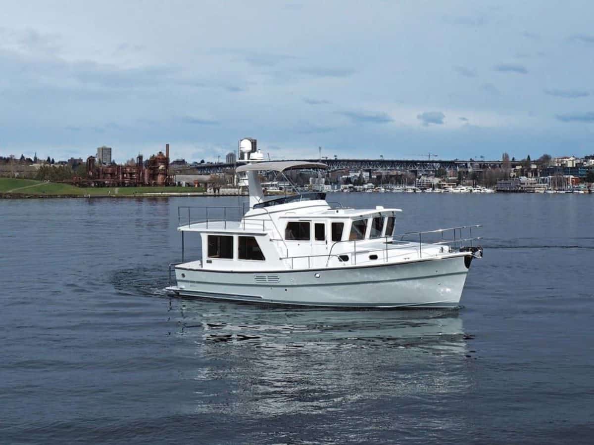 Helmsman 38E Pilothouse | Chesapeake Bay Magazine