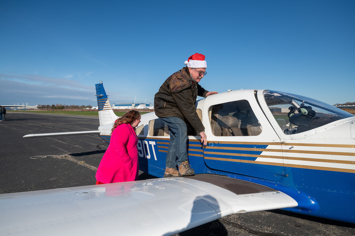PHOTOS: Volunteer Pilots Continue "Holly Run" Tradition to Support ...